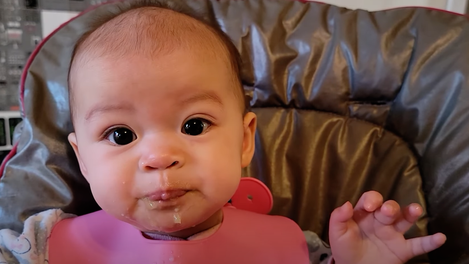 Baby Amber’s Adorable Reaction to Trying Kiwi Fruit for the First Time ...
