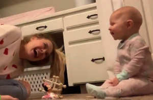 This baby can’t stop laughing at her mom’s sneezing! – News 412 Media